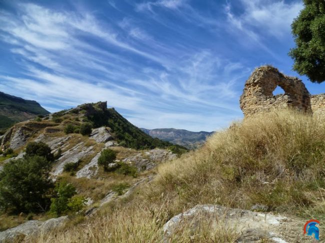 Restos del Castillos e iglesia de Aren
