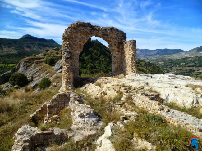 Restos del Castillos e iglesia de Aren