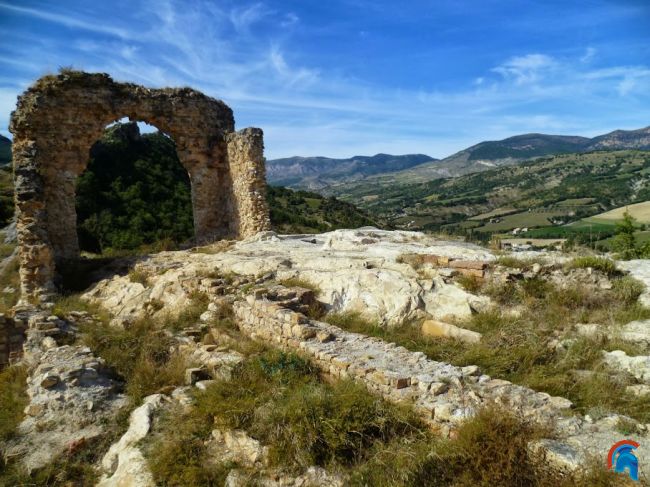 Restos del Castillos e iglesia de Aren