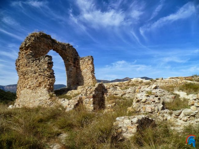 Restos del Castillos e iglesia de Aren
