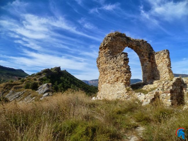 Restos del Castillos e iglesia de Aren