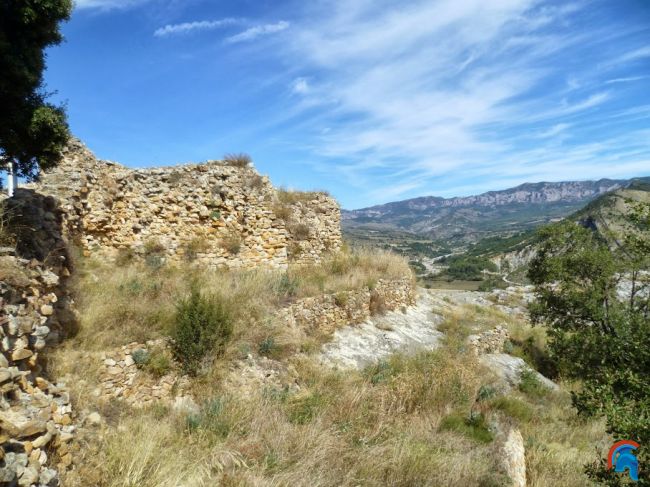 Restos del Castillos e iglesia de Aren